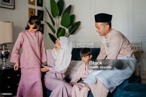 말레이시아 무슬림 가족 유대와 집에서 하리 라야 에딜피트리를 축하하는 좋은 시간을 보내고 가족에 대한 스톡 사진 및 기타 이미지 가족 Eid Ul Fitr 말레이