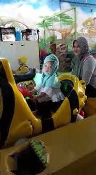 Si Dede lagi main mobil mobilan nih sama tante - YouTube