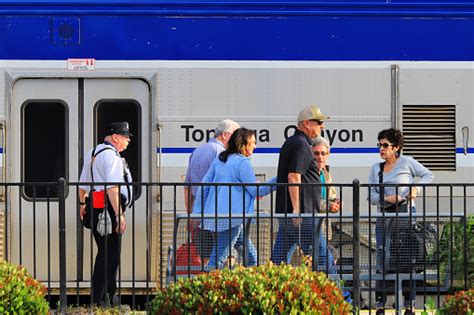 무어 파크 캘리포니아 미국5 월 112019 승객은 Amtrak 태평양 Surfliner 열차에서 하 차 합니다 기관차에 대한