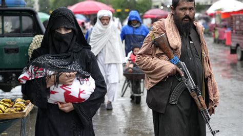 Burka En Afganistán Los Talibanes Enfrentan A Hombres Y Mujeres