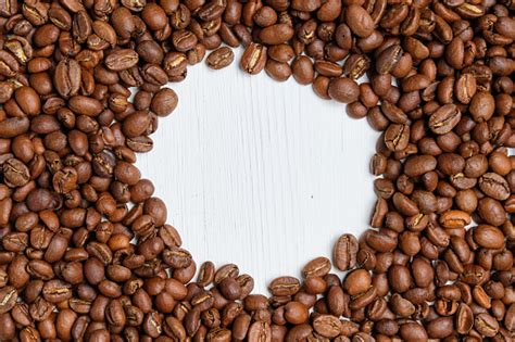 원이 있는 흰색 나무 배경에 커피 로스팅 곡물 공간을 복사합니다 0명에 대한 스톡 사진 및 기타 이미지 0명 곡초류 구이 Istock