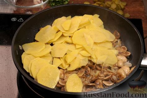 Рецепт Жареная картошка с грибами и маринованными огурцами на