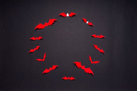 할로윈 구성 검은 색 배경에 빨간 박쥐로 만든 둥근 프레임 행복한 할로윈 트릭 또는 파티 개념을 치료합니다 플랫 레이 상단 뷰 복사 공간 10월에 대한 스톡 사진 및 기타