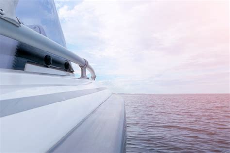 측면 보기 물 방울과 낚시 모터 보트를 과속 빠른 낚시 요트와 푸른 바다 바다 물 파도 반사입니다 푸른 바다에서 모터 보트 오션