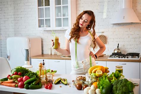 과일과 야채와 부엌 테이블에 녹색 스무디를 마시는 젊은 여성 건강한 식생활 개념 비건 식사 및 해독 메뉴 가정 생활에 대한 스톡 사진 및 기타 이미지 Istock