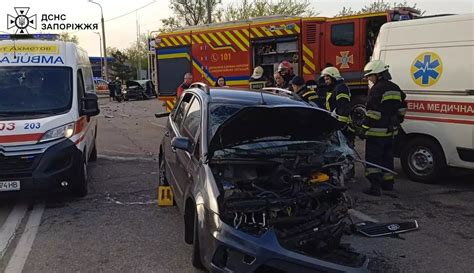 На Запоріжжі рятувальники дістали з потрощеного у ДТП автомобіля пораненого водія ФОТО Читайте