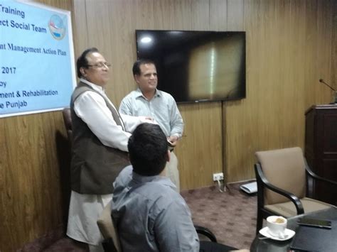 Nasir Sultan On Linkedin Receiving Certificate