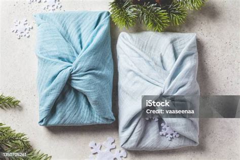 회색 배경 상단 보기에 크리스마스에 대한 천장 포장 선물 제로 폐기물 개념 0에 대한 스톡 사진 및 기타 이미지 0 0명 가문비나무 Istock