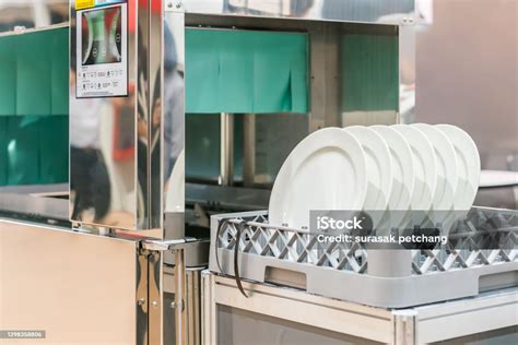 주방 룸 레스토랑에서 청소를위한 자동 식기 세척기 기계바구니에 많은 흰색 접시 식기세척기에 대한 스톡 사진 및 기타 이미지 식기세척기 레스토랑 산업 Istock