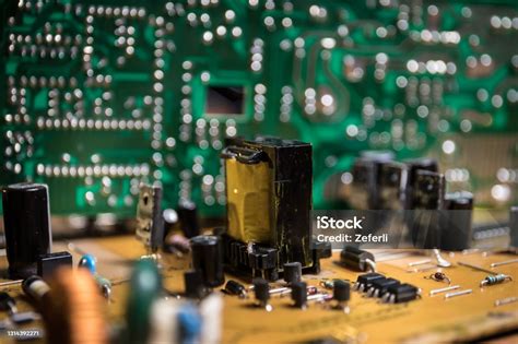 전자 마이크로 회로의 양식에 일치시키는 사진 마이크로 회로 연락처 전자 제품 마더 보드 검은 색 배경 전자 기기의 매크로 사진 Cpu에 대한 스톡 사진 및 기타 이미지