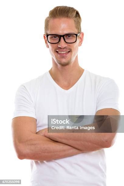 넘어 무기와 안경을 착용 하는 동안 웃 고 행복 한 젊은 잘생긴 남자의 스튜디오 촬영 30 34세에 대한 스톡 사진 및 기타 이미지 30 34세 30 39세 금발