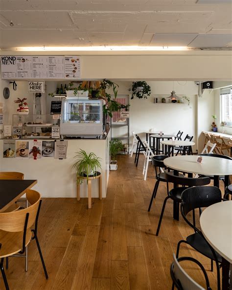 카페 를 준영 “사랑이 샘솟는 합정 디저트 카페” 합정역 근처에 위치한 콘드 이곳은 화이트 And 우드 조합의 인테리어에 다양한 식물과 감성적인 요소들이 잘 어우러진