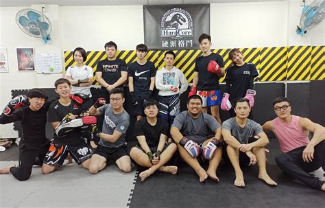 硬派格鬥 硬派格鬥成立屆滿兩年👍 項目包含拳擊、泰拳、踢拳與綜合格鬥🥊 如果你想尋找開放、乾淨、成績優異的拳館