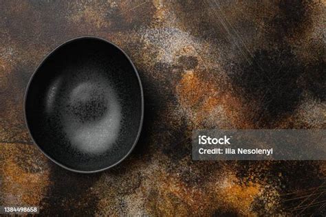 텍스트 나 음식을위한 복사 공간이있는 검은 도자기 그릇 텍스트 또는 음식을위한 복사 공간 상단 보기 플랫 레이 오래된 어두운 소박한 테이블 배경 빈 그릇에 대한 스톡 사진