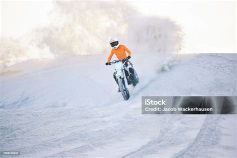 오토바이 사막 먼지 및 모토 스포츠 경주 여행 및 모험이 있는 언덕에서 야외 운동 선수와 함께 두바이에서 운전 연습 및 훈련을 받는 사람의 극한 운동 및 오토바이 도전 20