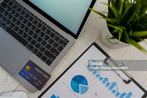 스마트 전화와 컴퓨터 노트북으로 사무실 책상에 비즈니스 문서 0명에 대한 스톡 사진 및 기타 이미지 0명 개념 건강관리와