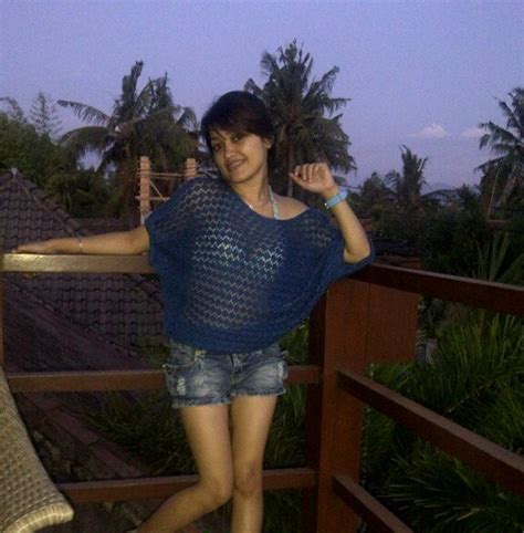 Cewek Mulus Cantik Berbaju Seksi Menggoda Dunia Tante Dan ABG