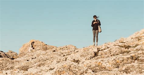 바위 언덕 꼭대기에 서 있는 여자 사진 Unsplash의 여자 이미지