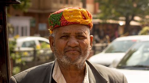 흰색 차 앞에 서 있는 화려한 모자를 쓴 남자 사진 Unsplash의 무료 자이푸르 이미지