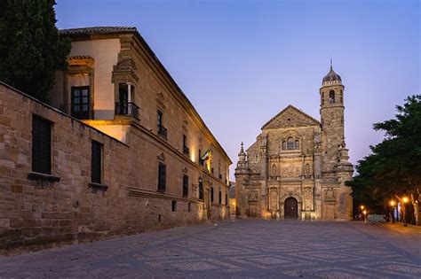 유네스코 세계 문화 유산으로 지정된 르네상스 도시 우베다의 구시가지에 있는 바스케스 데 몰리나 광장의 밤에 산살바도르 교회 젠 안달루시아 스페인 0명에 대한 스톡 사진 및