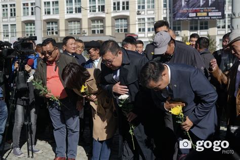 С Зориг агсны хөшөөнд цэцэг өргөлөө