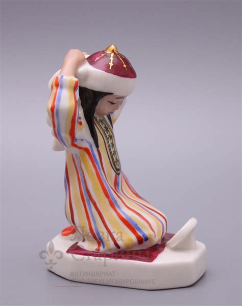 Фигурка «Узбечка перед зеркалом