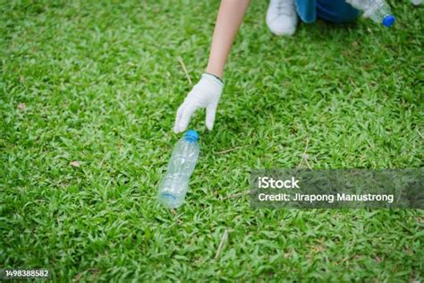 다민족 자원봉사자들은 공원의 오염을 줄이기 위해 재활용할 플라스틱 폐기물을 수거하기 위해 검은색 쓰레기 봉투를 들고 시간을 기부합니다 가방에 대한 스톡 사진 및 기타 이미지