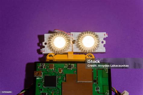 robot buatan tangan datar berbaring di platform opensource diy ai
