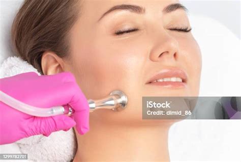 미용사 전문의는 눈 근처 여드름과 블랙 헤드에 대한 얼굴에 절차 미세 피부마모를합니다 뷰티 살롱의 여성 화장품 35 39세에 대한 스톡 사진 및 기타 이미지 Istock