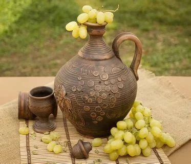 Старинный глиняный кувшин.