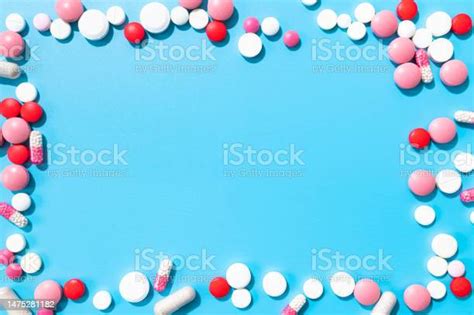 의료 제약 건강 관리 배경 다채로운 정제 캡슐 알약 파란색 배경에 비타민의 모듬 플랫 레이 평면도 복사 공간 알약 프레임 미니멀리스트 모형 0명에 대한 스톡 사진 및 기타