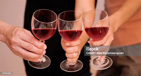 파티에서 레드 와인으로 성공적으로 축하의 손 휴식과 즐길 수 열심히 일한 후 파티에서 토스트와 마시는 젊은 축하 컨셉 환호 3 명에 대한 스톡 사진 및 기타 이미지 Istock