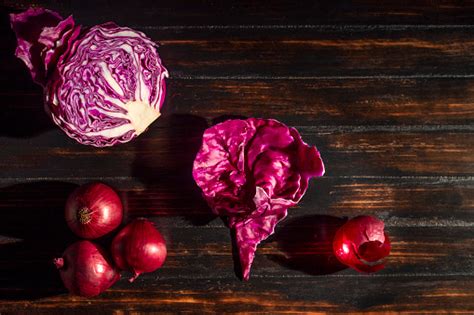 소박한 나무 테이블에 붉은 양배추와 세 개의 보라색 양파의 공중 보기 0명에 대한 스톡 사진 및 기타 이미지 0명 가정 주방 가정의 방 Istock