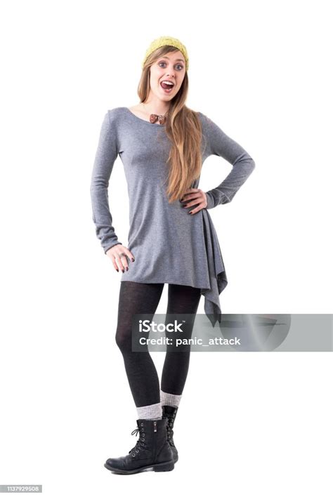 노란 모자를 쓰고 있는 귀여운 장난 기 넘치는 세련 된 힙 스 터 여자 그리 마 Full Body Isolated에 대한 스톡 사진 및 기타 이미지 Full Body