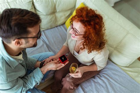 결혼 약혼 반지와 빨간 상자를 들고 미소 남자와 행복한 여자 친구에게 제안을합니다 2명에 대한 스톡 사진 및 기타 이미지 2명 공휴일 기념일 Istock