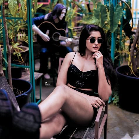 Photos ஜன்னல் வழியே தோன்றிய தேவதை அவள் நடிகை பிரியங்கா குமாரின் நச்