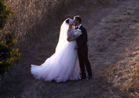 Anne Hathaway Gets Married In Big Sur Smashing The Glass