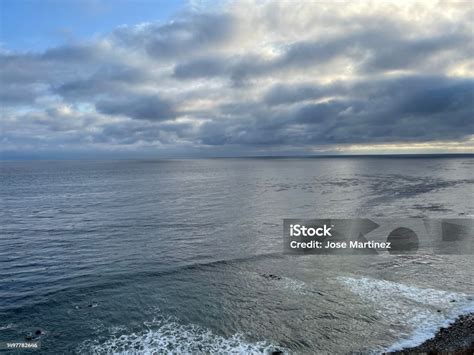Awan Di Atas Samudra Pasifik Saat Ombak Pecah Di Pantai Berbatu Saat