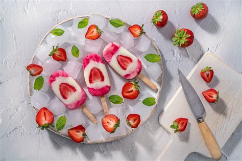 흰색 배경에 흰색 접시에 얼음 큐브에 민트 잎 딸기 수제 아이스캔디 0명에 대한 스톡 사진 및 기타 이미지 0명 3가지 개체 Popsicle Stick Istock