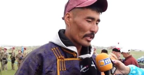 Уяач Э Улаанхүү Төрийнхөө наадамд ганц үрээтэй ирээд түрүүлүүллээ · Dorgio Mn