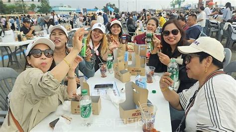1883인천맥강파티 즐기는 필리핀 관광객들