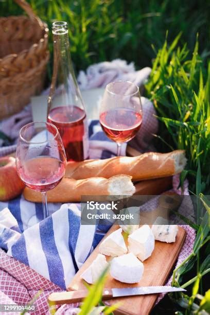 여름 초원에서 피크닉 바게트 와인 안경 녹색 잔디에 바구니 근처 치즈n 소풍 음식에 대한 스톡 사진 및 기타 이미지 소풍 음식 봄 기록보관용 Istock