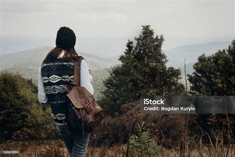 텍스트 공간을 가진 방랑자 및 여행 개념 산 꼭대기의 숲을 바라보는 힙스터 여행자 놀라운 전망 세련된 여자 하이킹 대기 모멘트 가을에 대한 스톡 사진 및 기타 이미지