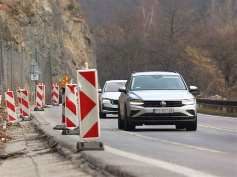 Cestári Sa Vrátia Pod Strečno Budú Riešiť Zosuv Vozovky A Krajnice Info Sk