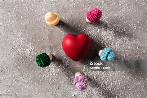 눈 속에서 작은 고무 빨간 발렌타인 하트 주위에 서 니트 모자에 나무 사람들 회색 콘크리트 국제 사랑과 우정의 날의 상징 2월에 대한 스톡 사진 및 기타 이미지 Istock