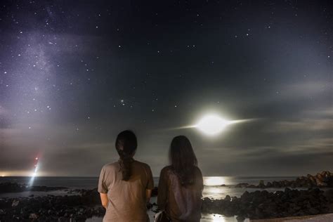 제목 없음 하늘에 은하수가 있고 별이 있고 달이 있고 그 아래 바다위 달빛이 부서지고 그것을