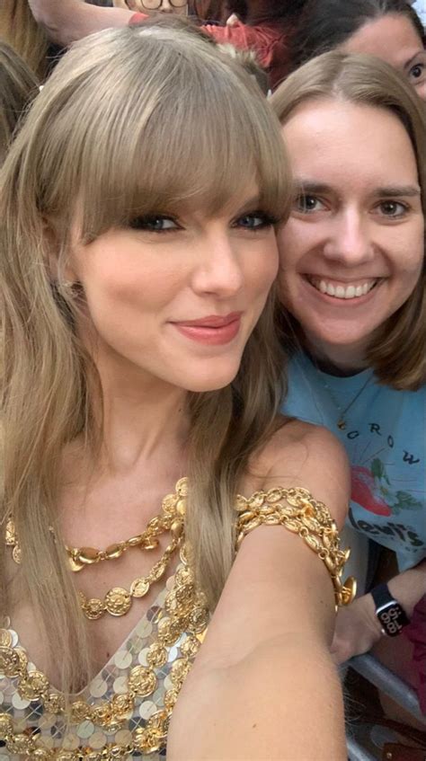 Taylor Swift Taking Selfies With Fans At The Tiff 22 09 09 22 Peinados Celebridades