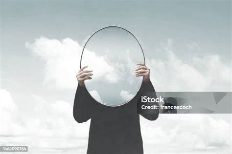 구름 사이에 초현실적 인 거울을 들고있는 검은 여자의 그림 초현실적 인 추상 개념 거울에 대한 스톡 벡터 아트 및 기타 이미지 거울 사색 반사 광학 작용 Istock