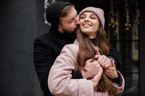 Umarmung Des Jungen Paares Im Freien Kostenlose Foto