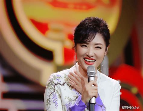 54岁女神周涛素颜街头散步！打扮似路人略微驼背，奢侈品手链太抢眼 西湖 视频 气质端庄